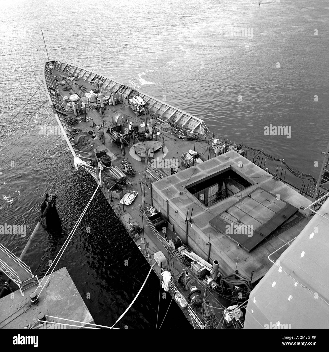 A port view of the bow of the guided missile cruiser SHILOH (CG-67 ...