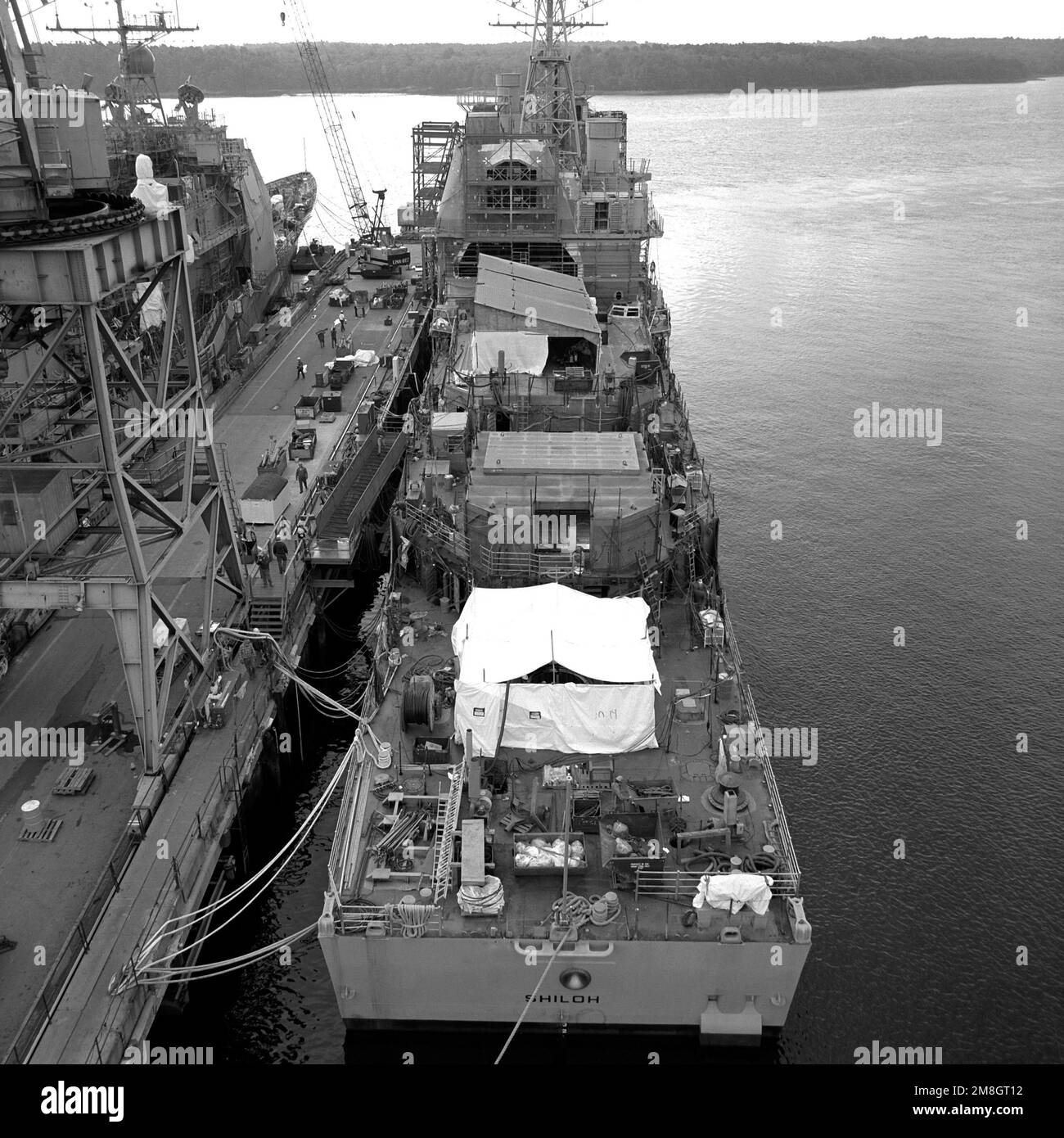 A stern view of the guided missile cruiser SHILOH (CG-67). Construction ...
