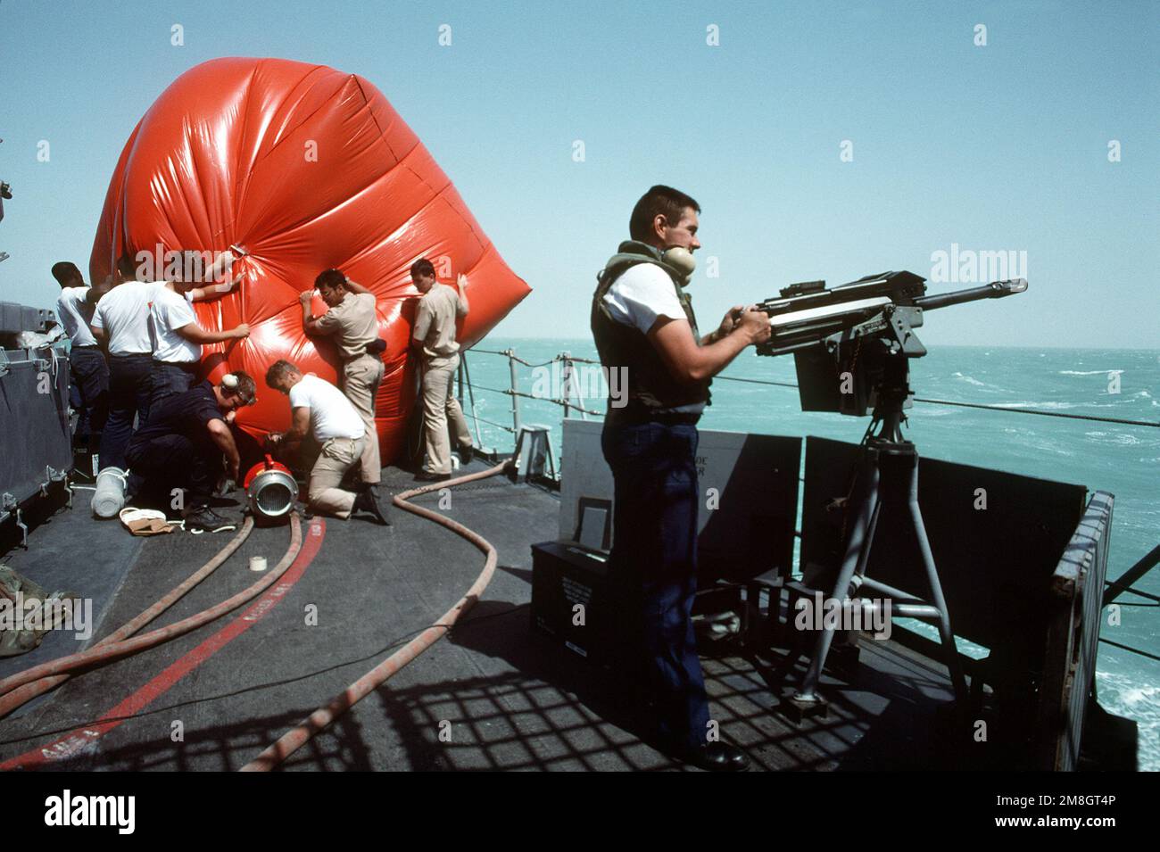 GUNNER's Mate 1ST Class Bradley Chamberlain mans an Mk 19, Mod 3, 40mm ...