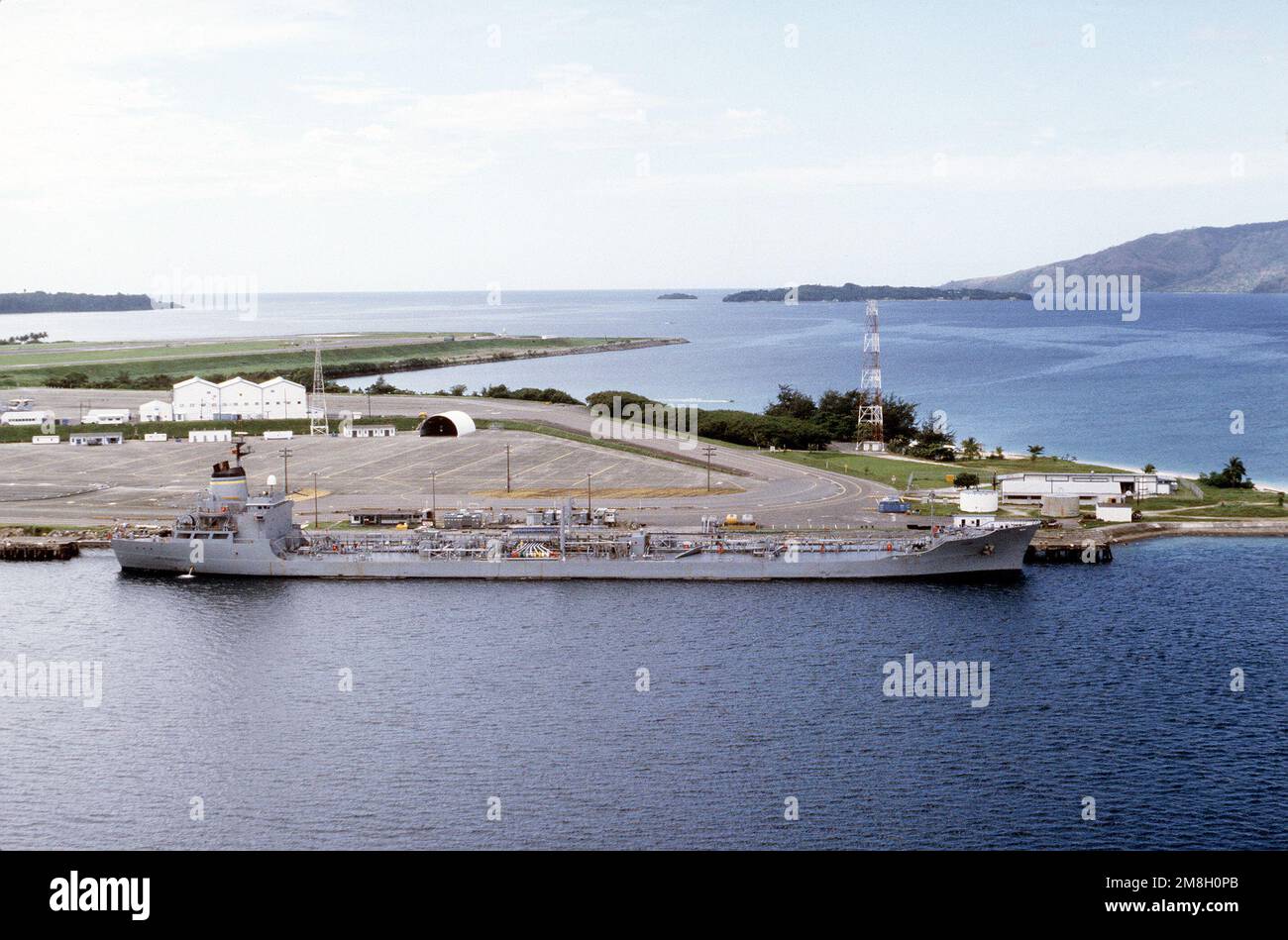 A starboard beam view of the transport oiler USNS SUSQUEHANNA (T-AOT ...