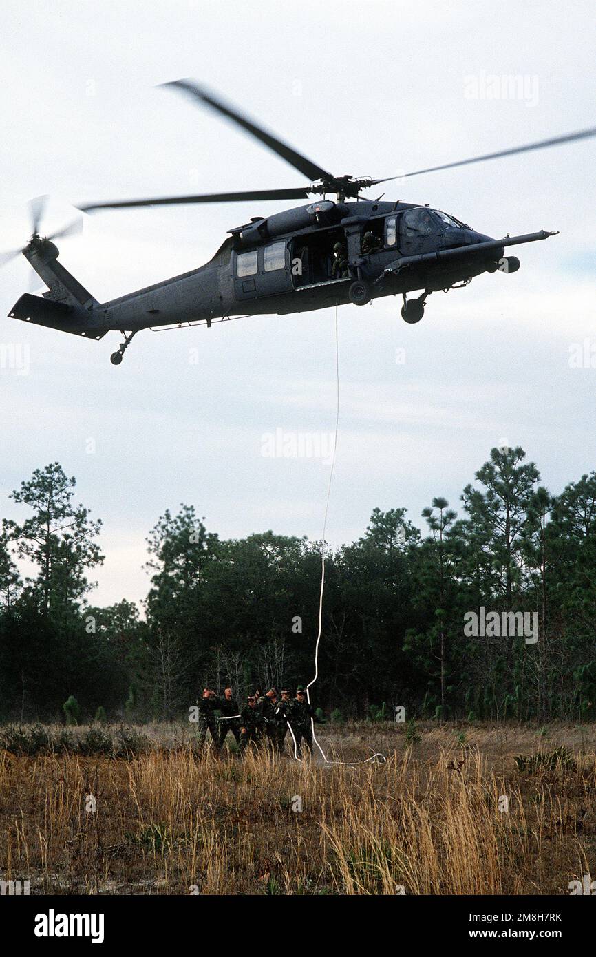 Army Special Forces personnel secure themselves to special patrol ...
