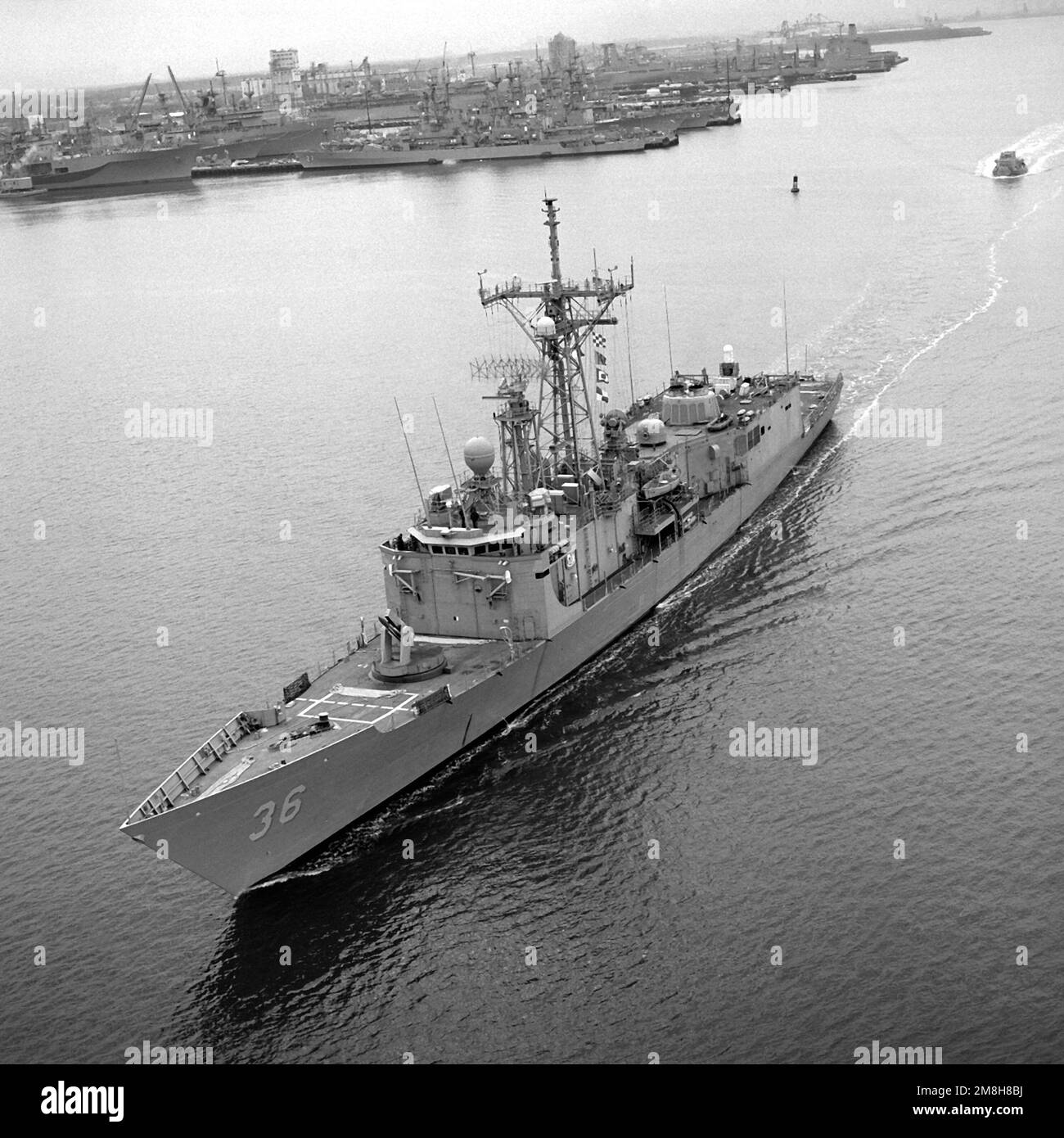 A port bow view of the guided missile frigate USS UNDERWOOD (FFG-36 ...