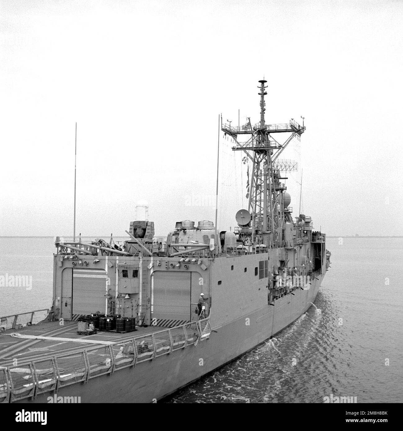 A starboard view of the guided missile frigate USS UNDERWOOD (FFG-36 ...