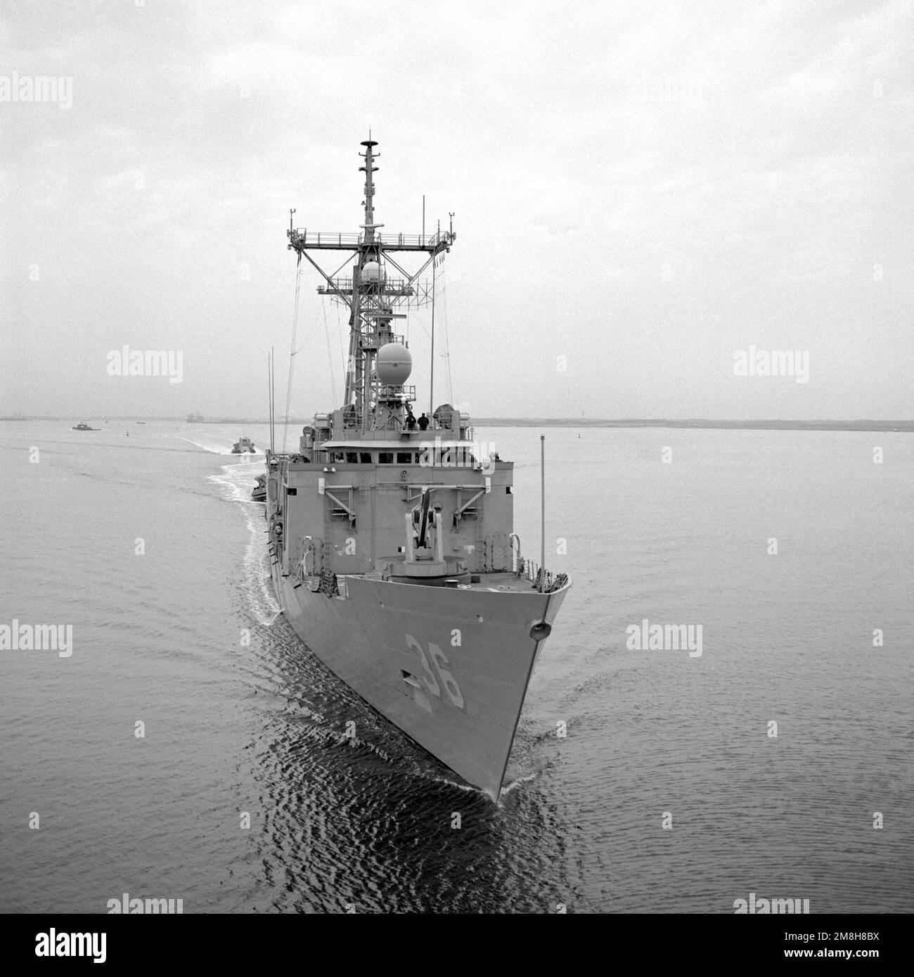 A starboard bow view of the guided missile frigate USS UNDERWOOD (FFG ...