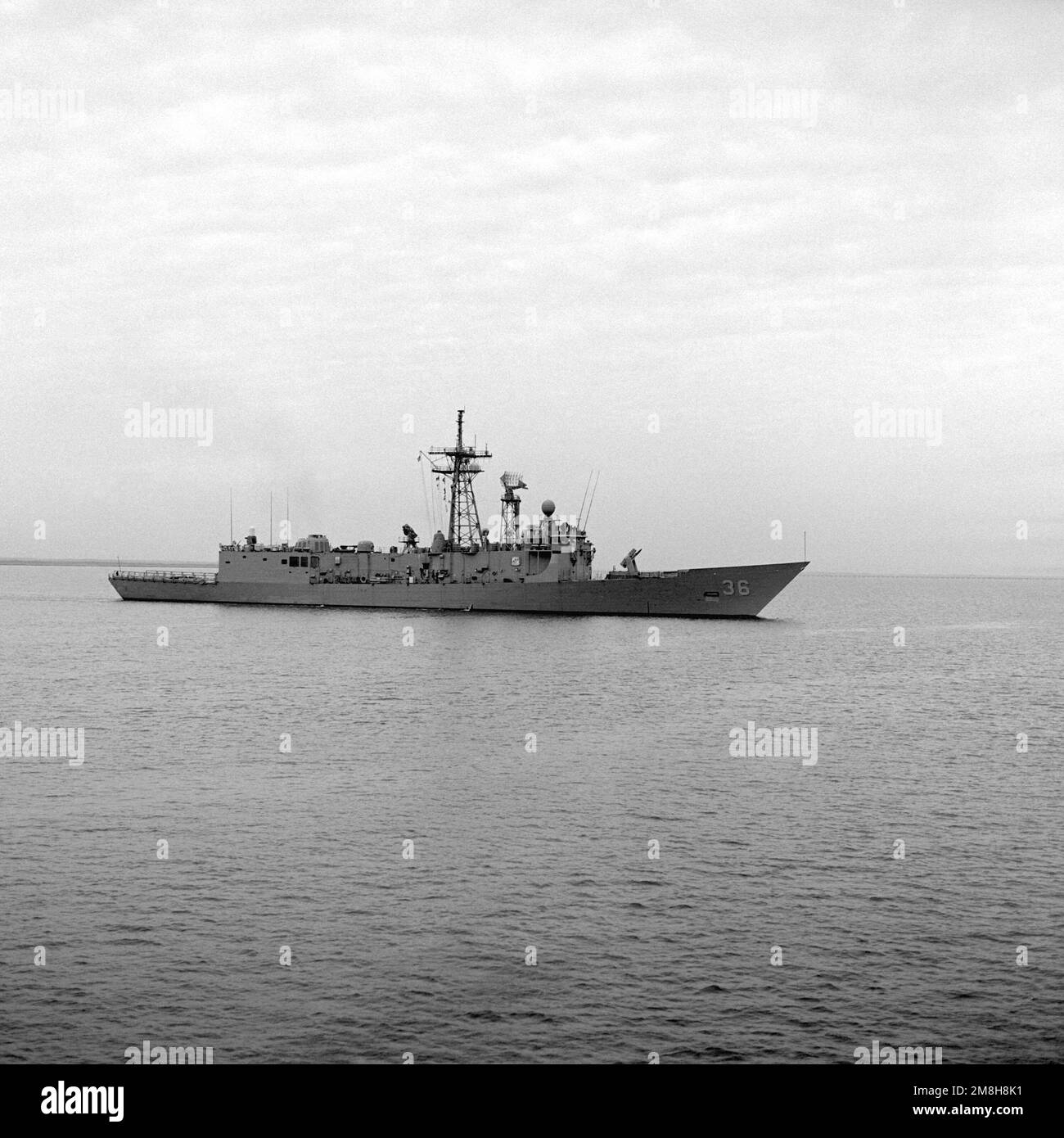 A starboard beam view of the guided missile frigate USS UNDERWOOD (FFG ...