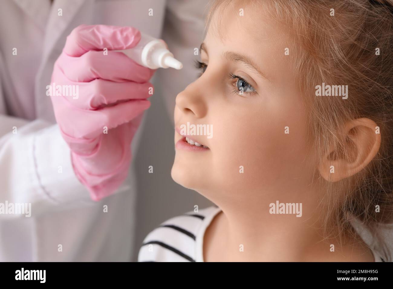 Putting eye drops into eyes hi-res stock photography and images - Alamy