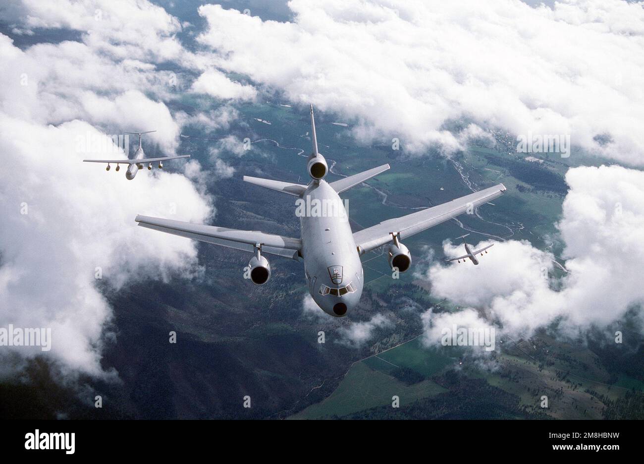 141 air refueling wing hi-res stock photography and images - Alamy