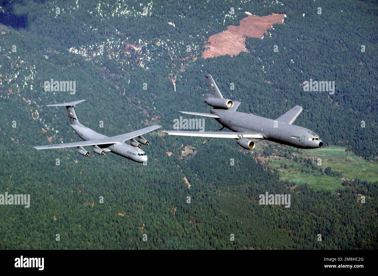 141 air refueling wing hi-res stock photography and images - Alamy