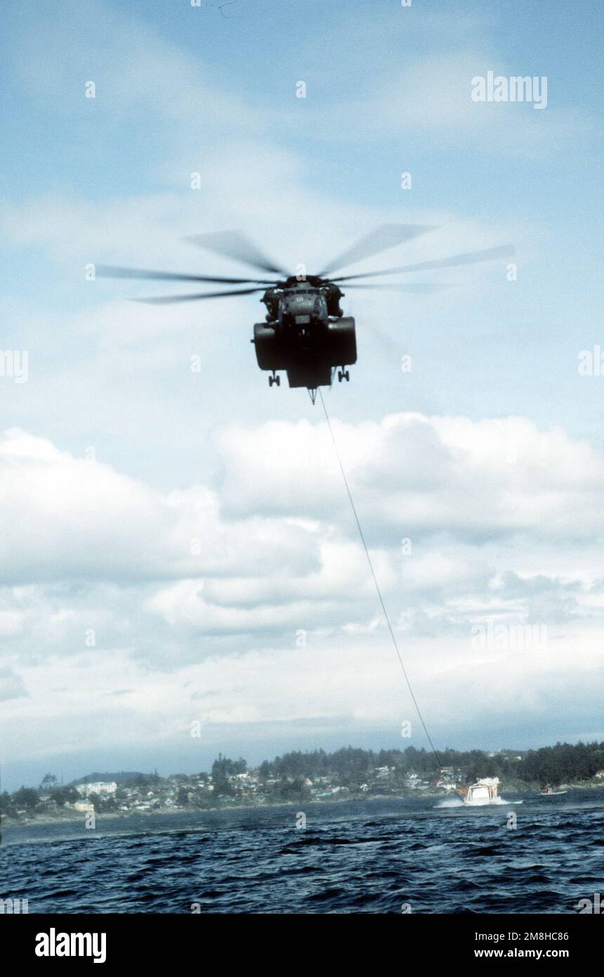 A Helicopter Mine Countermeasures Squadron 15 (HM-15) MH-53E Sea Dragon ...