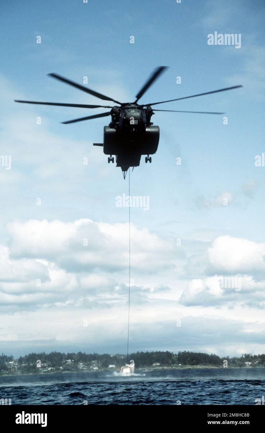 A Helicopter Mine Countermeasures Squadron 15 (HM-15) MH-53E Sea Dragon ...