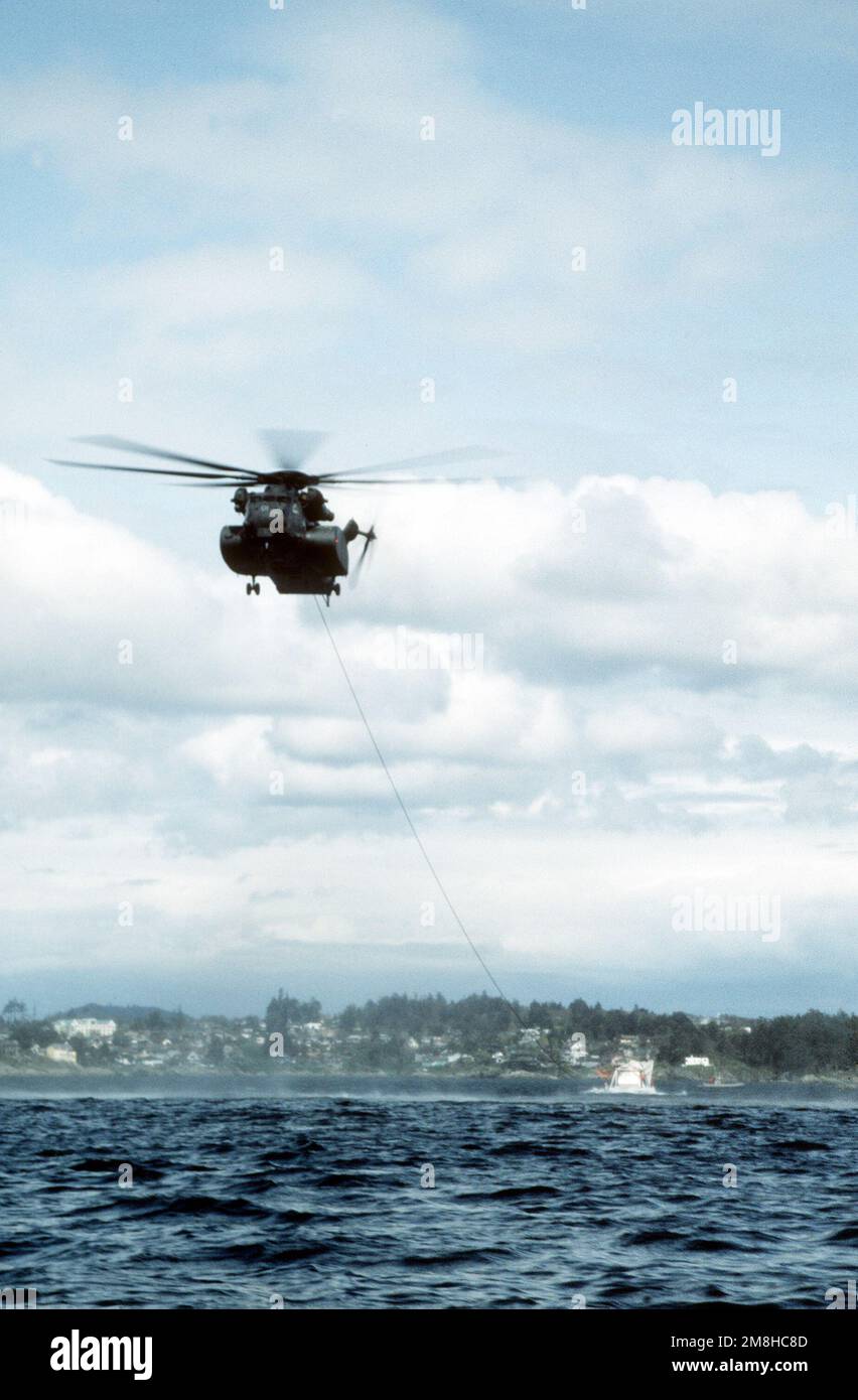 A Helicopter Mine Countermeasures Squadron 15 (HM-15) MH-53E Sea Dragon ...