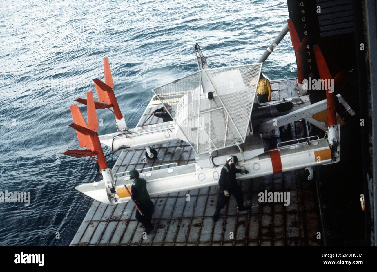 Members of Helicopter Mine Countermeasures Squadron 15 (HM-15) secure a ...