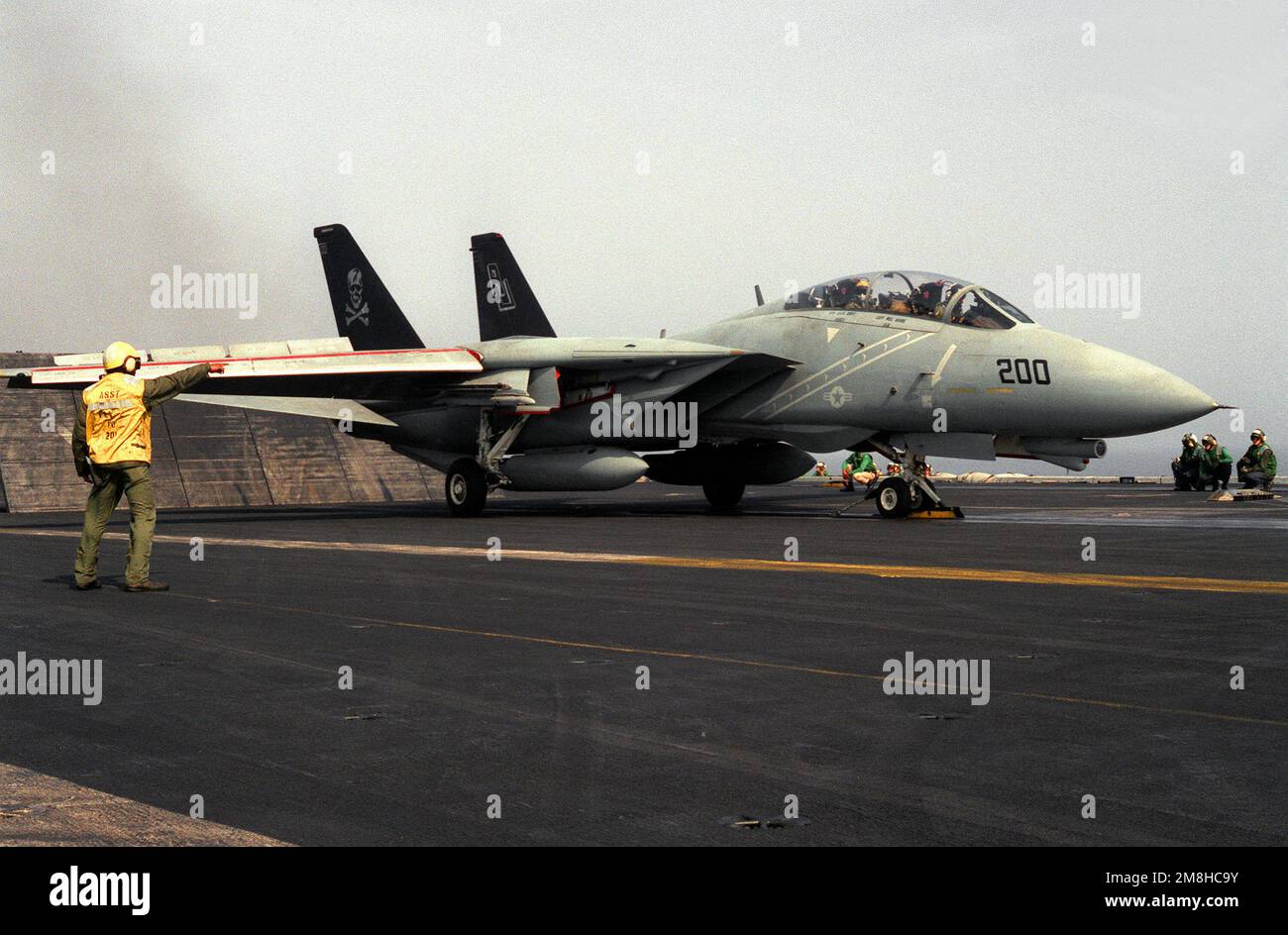 The catapult crew prepares a Fighter Squadron 84 (VF-84) F-14A Tomcat ...