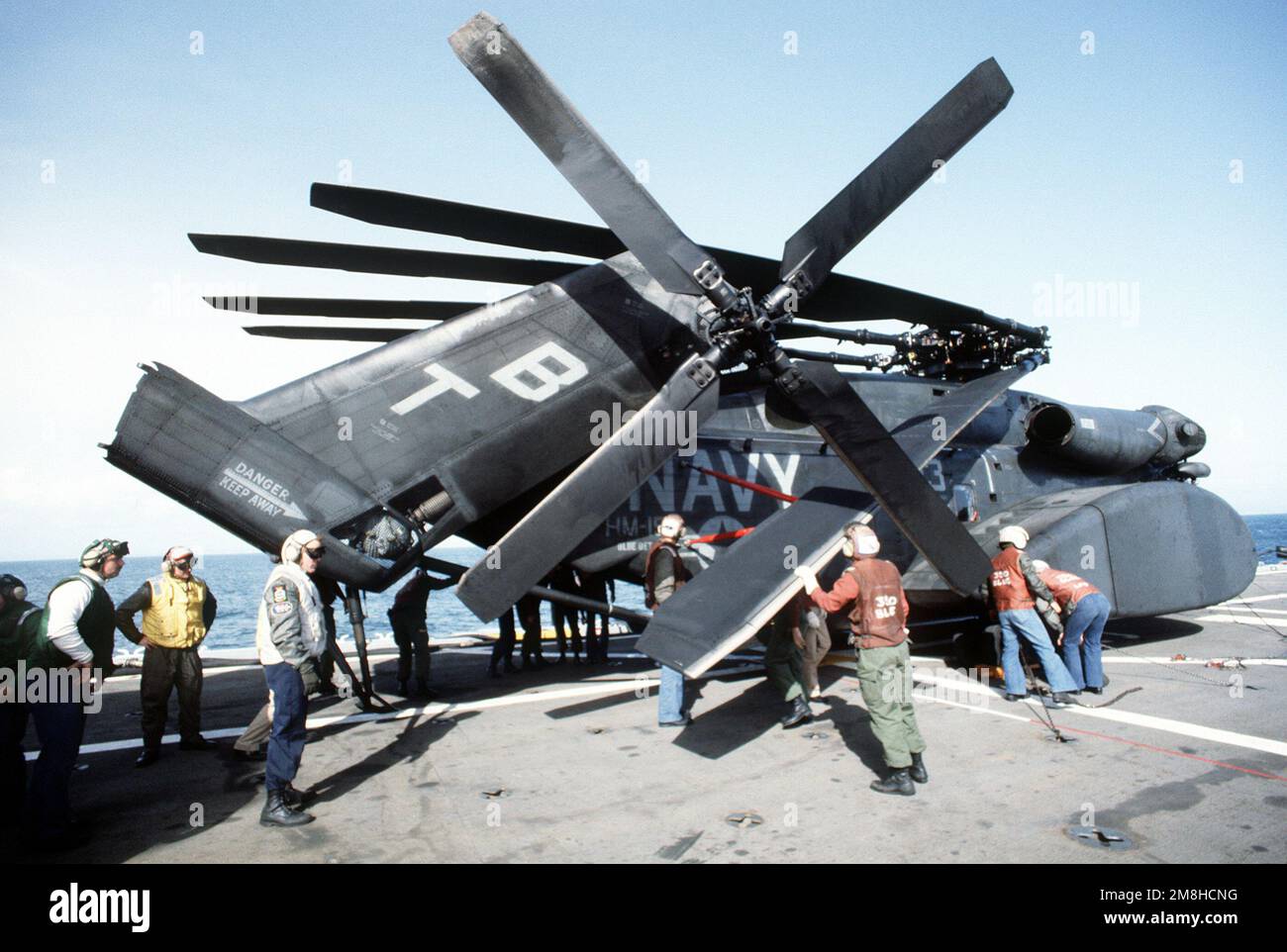 Members of Helicopter Mine Countermeasures Squadron 15 (HM-15) secure ...