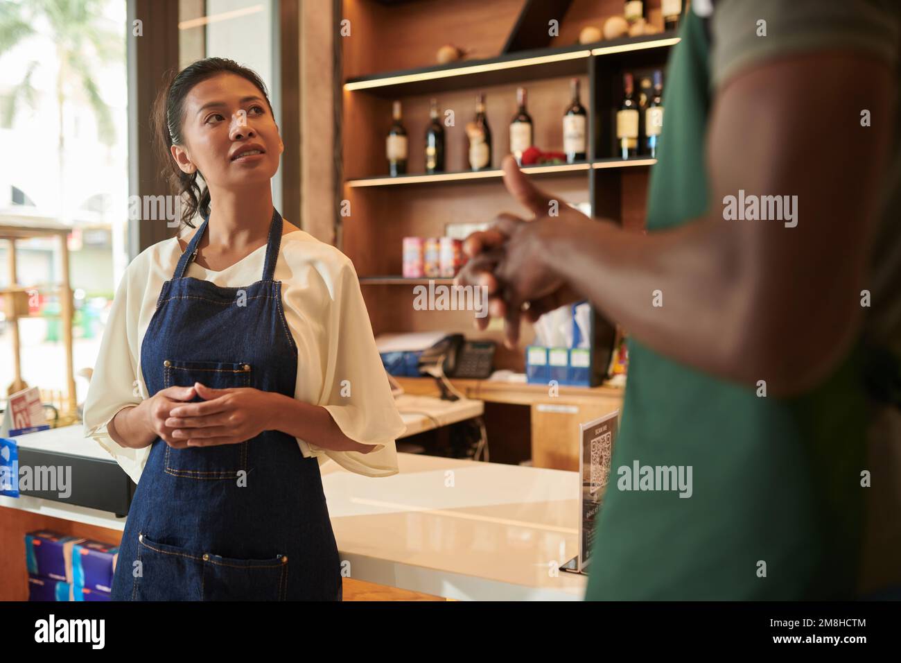 Talking at checkout grocery hi-res stock photography and images - Alamy