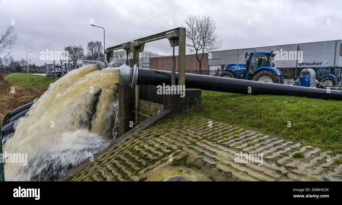 GELDERMALSEN - Just outside Geldermalsen, water is pumped into the ...