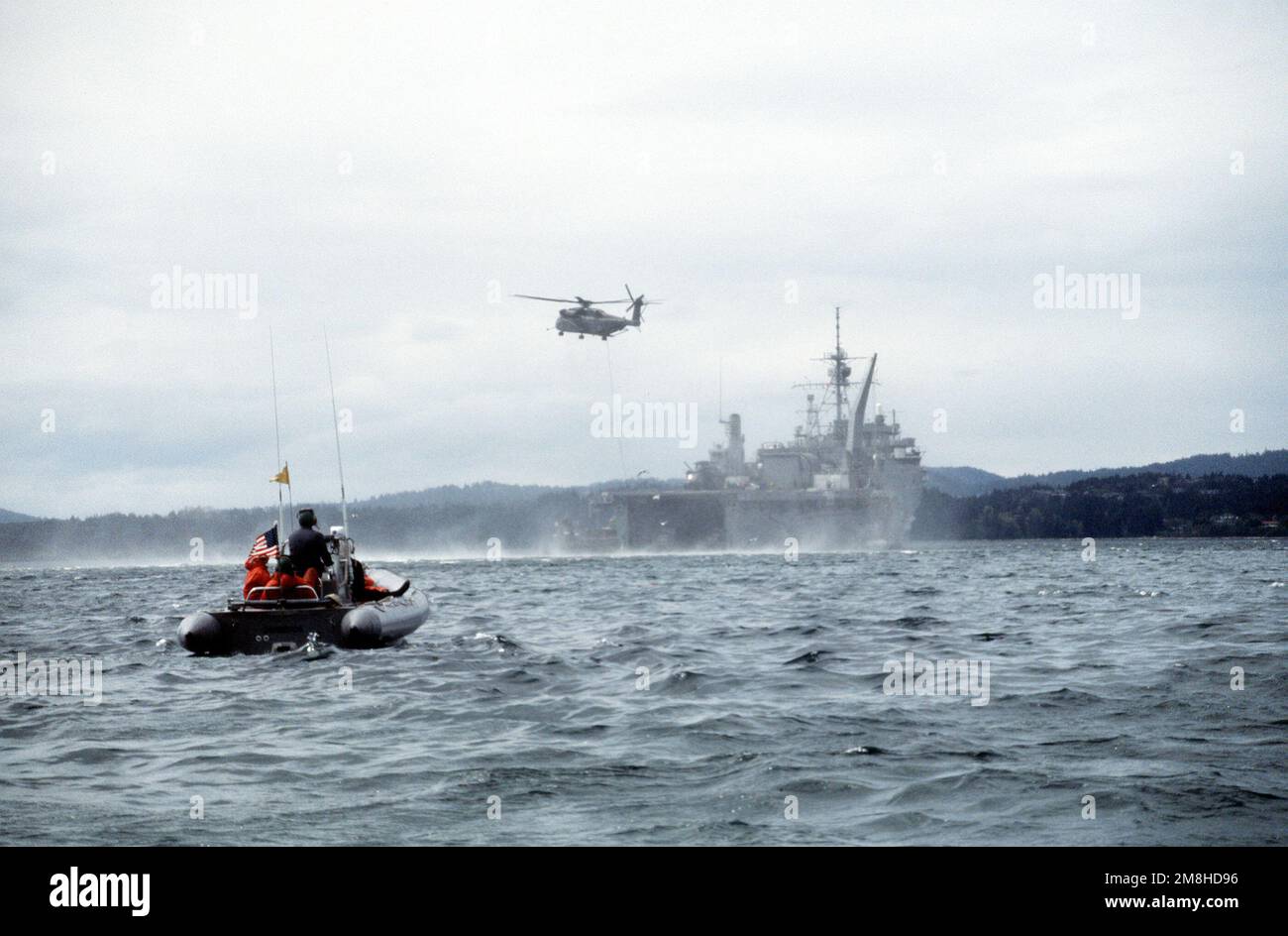 Members of Helicopter Mine Countermeasures Squadron 15 (HM-15) watch ...