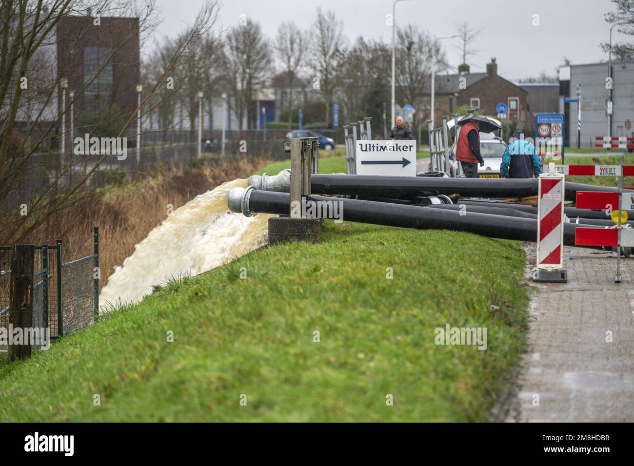 GELDERMALSEN - Just outside Geldermalsen, water is pumped into the ...