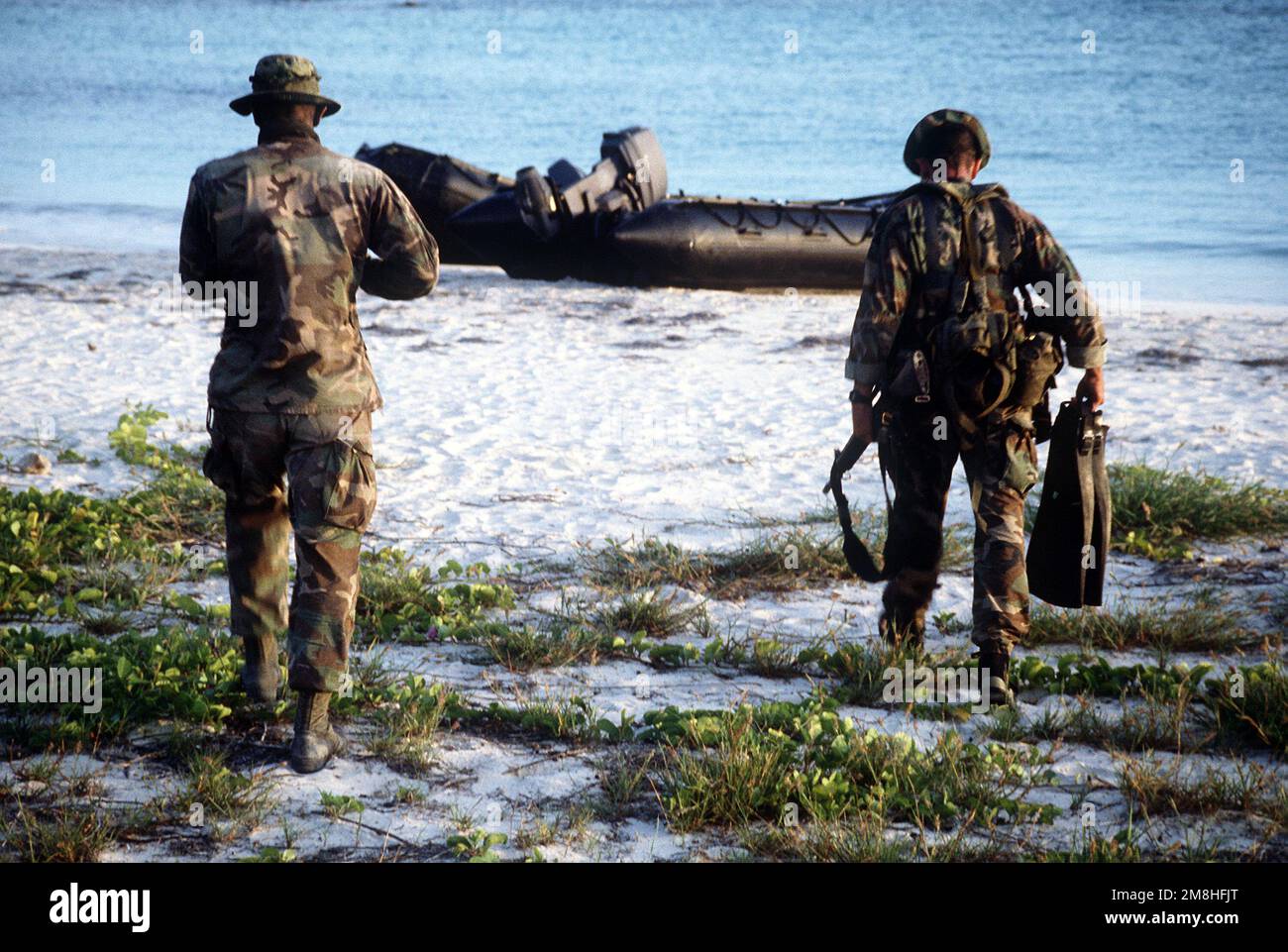 Members of the 2nd Reconnaissance Battalion head for their inflatable ...