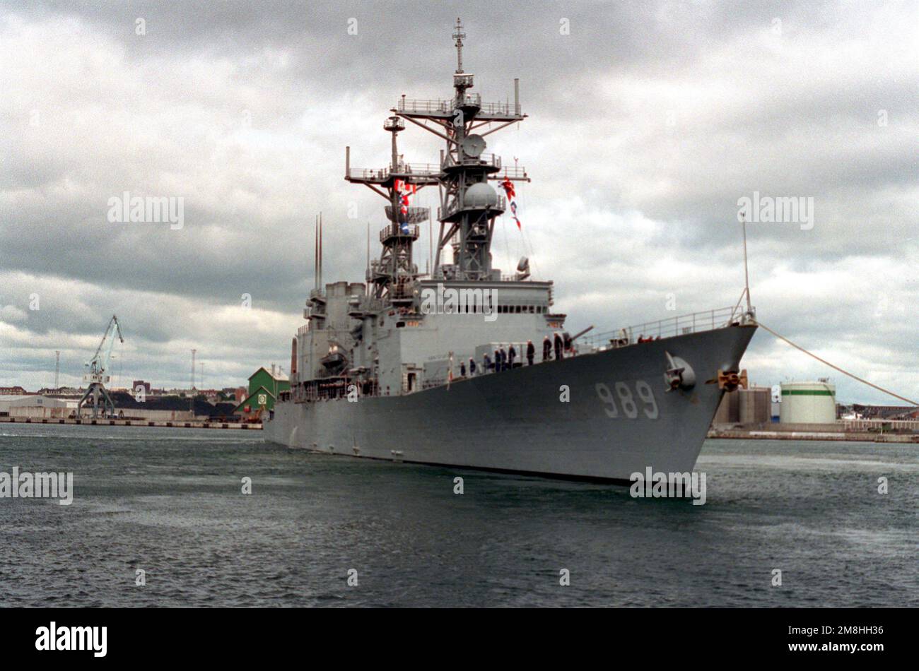 A starboard bow view of the destroyer USS DEYO (DD-989) arriving in ...