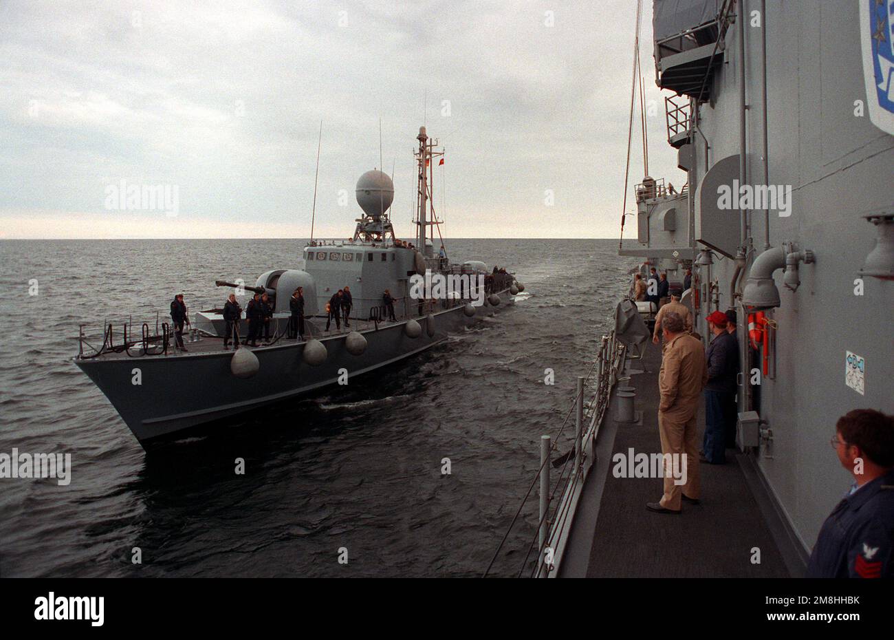 The German navy fast attack craft FGS SEEADLER (P-6118) comes alongside ...