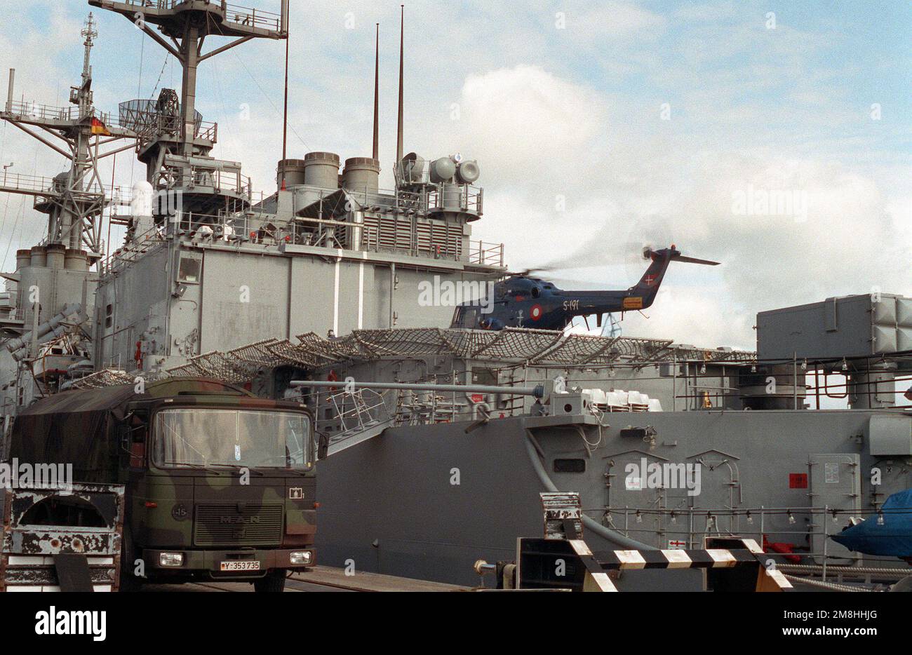 Uss deyo dd 989 hi-res stock photography and images - Alamy