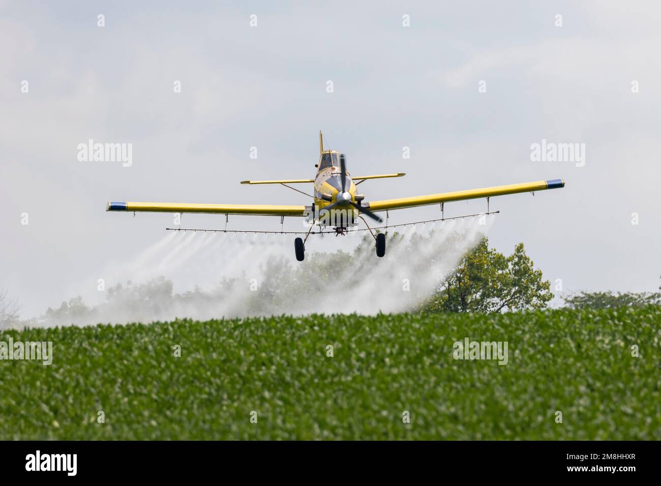 Airplane spraying hi-res stock photography and images - Alamy