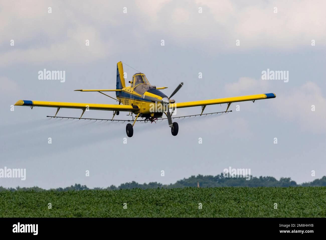 Airplane spraying hi-res stock photography and images - Alamy