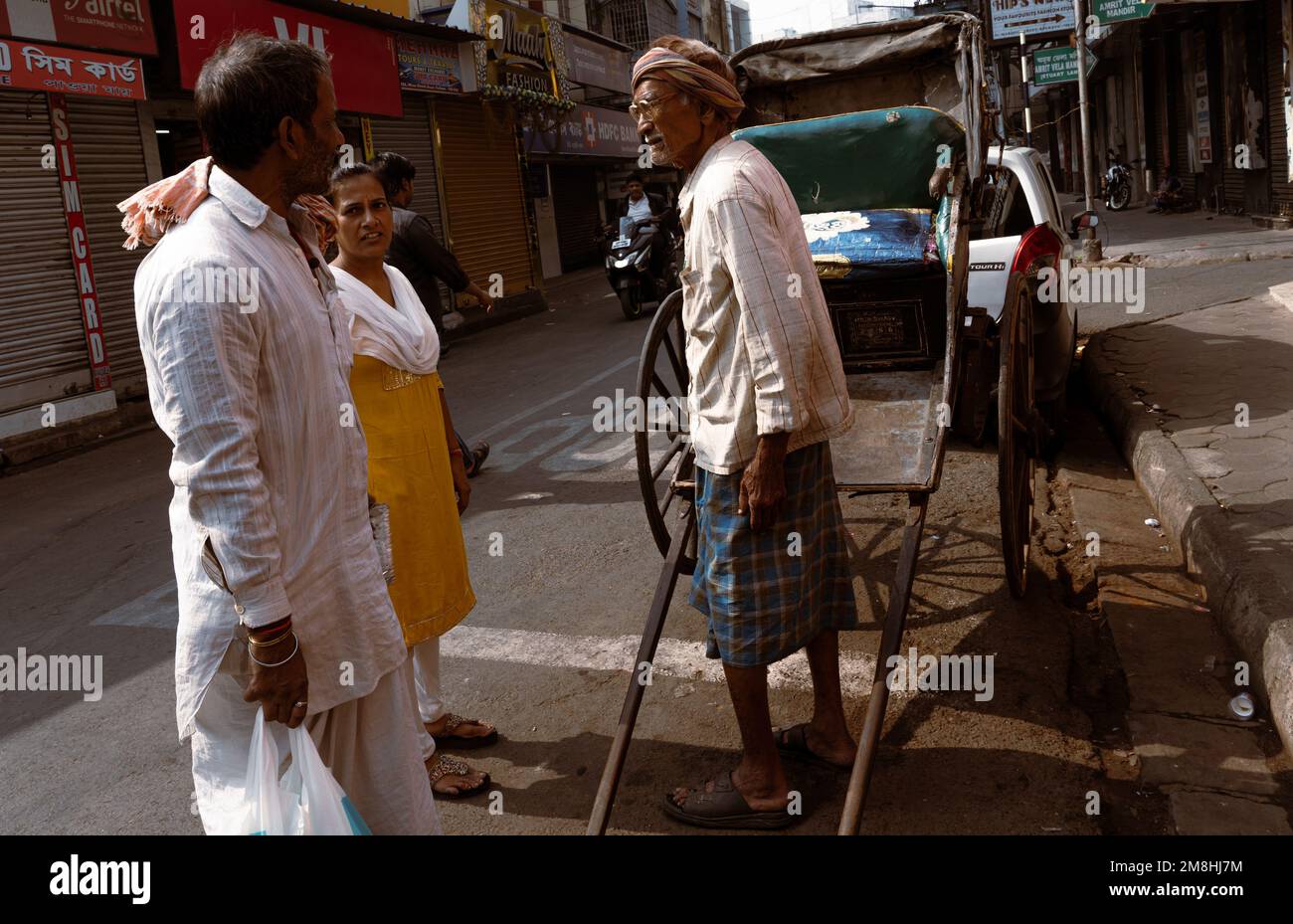Kolkata hand pulled rickshaw india hi-res stock photography and images ...