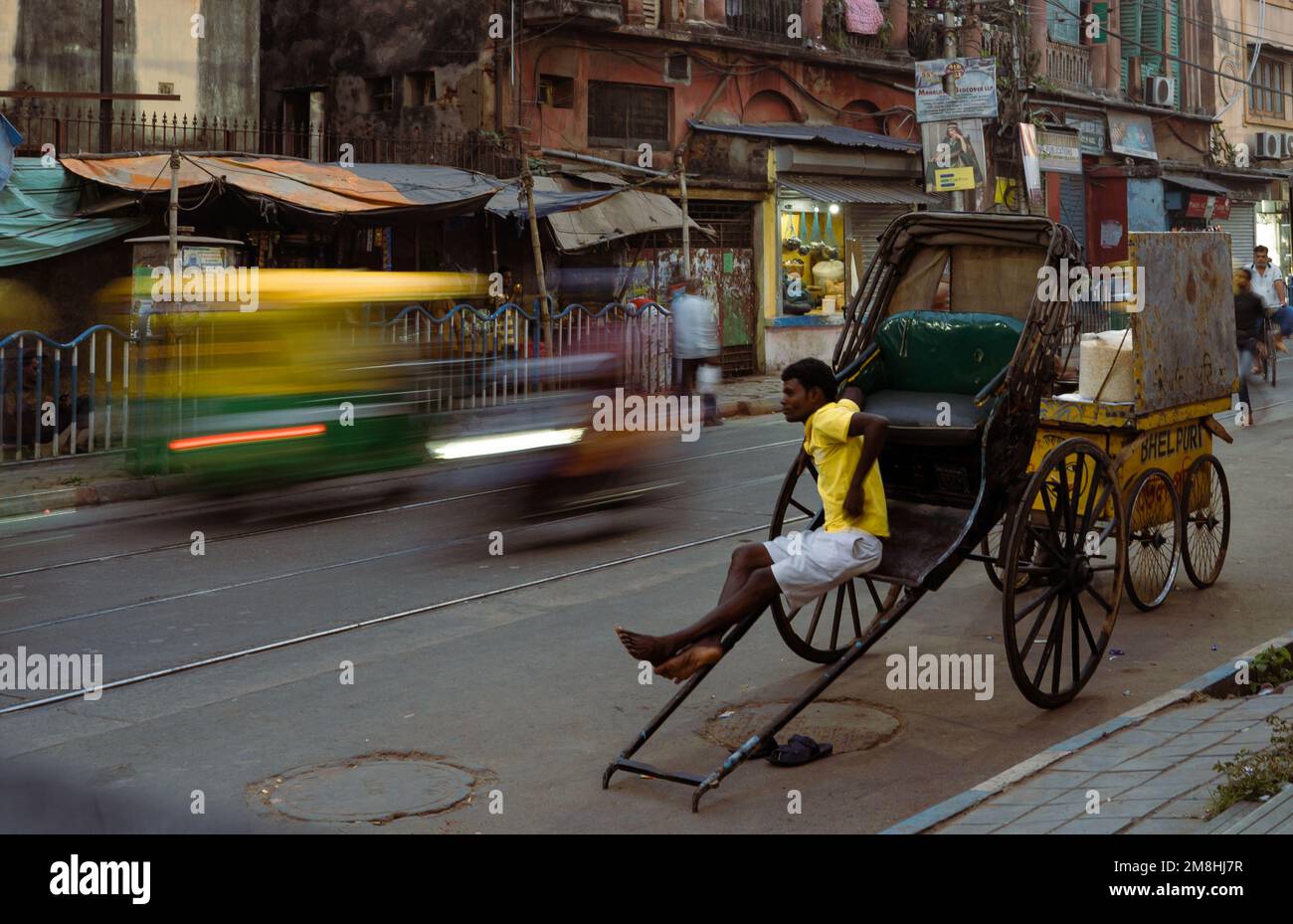 Kolkata hand pulled rickshaw india hi-res stock photography and images ...