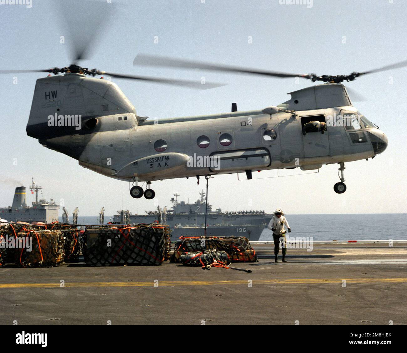 An HH-46D Sea Knight from Helicopter Combat Support Squadron 6 (HC-6 ...