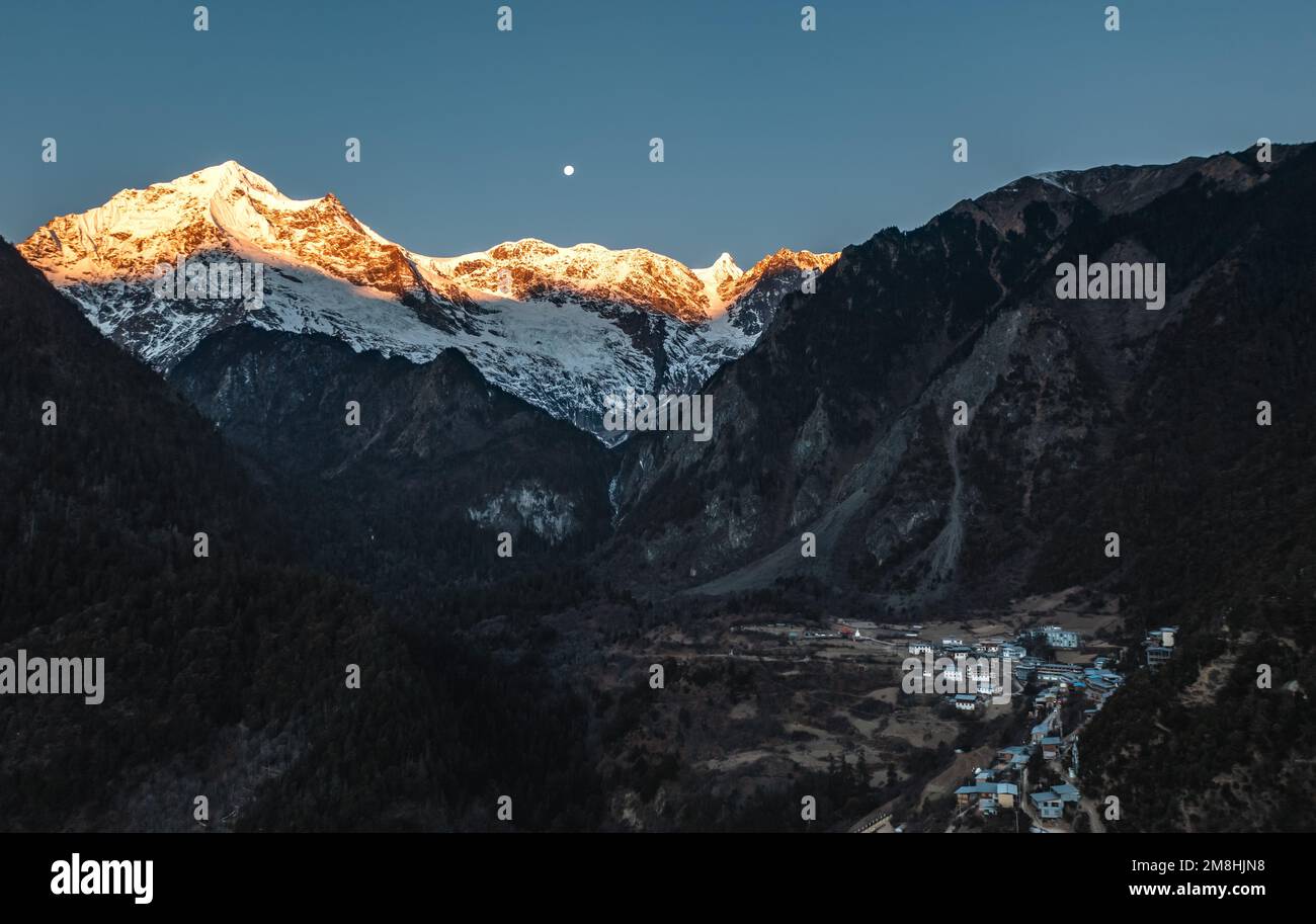 (230114) -- DEQEN, Jan. 14, 2023 (Xinhua) -- This aerial photo taken in ...