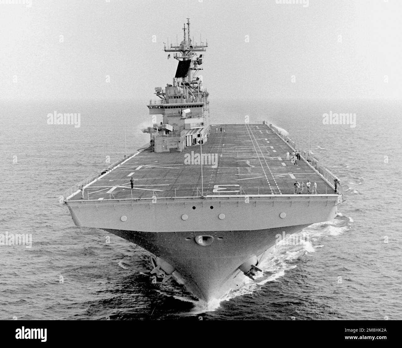 A bow view of the amphibious assault ship USS KEARSARGE (LHD-3 ...