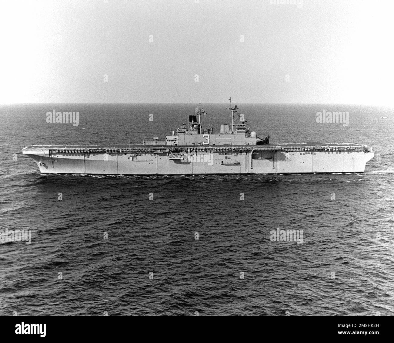 A port beam view of the amphibious assault ship USS KEARSARGE (LHD-3 ...