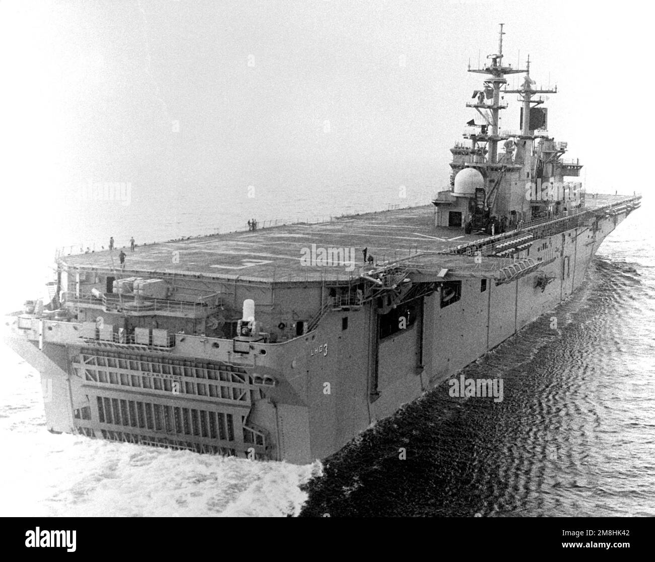 A starboard quarter view of the amphibious assault ship USS KEARSARGE ...