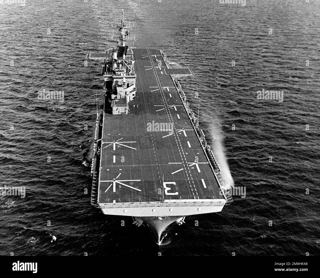 A bow view of the amphibious assault ship USS KEARSARGE (LHD-3 ...