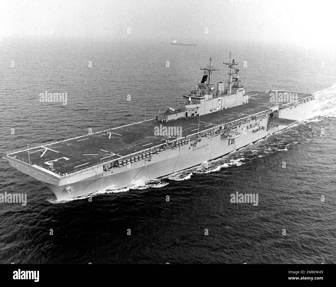 A port bow view of the amphibious assault ship USS KEARSARGE (LHD-3 ...
