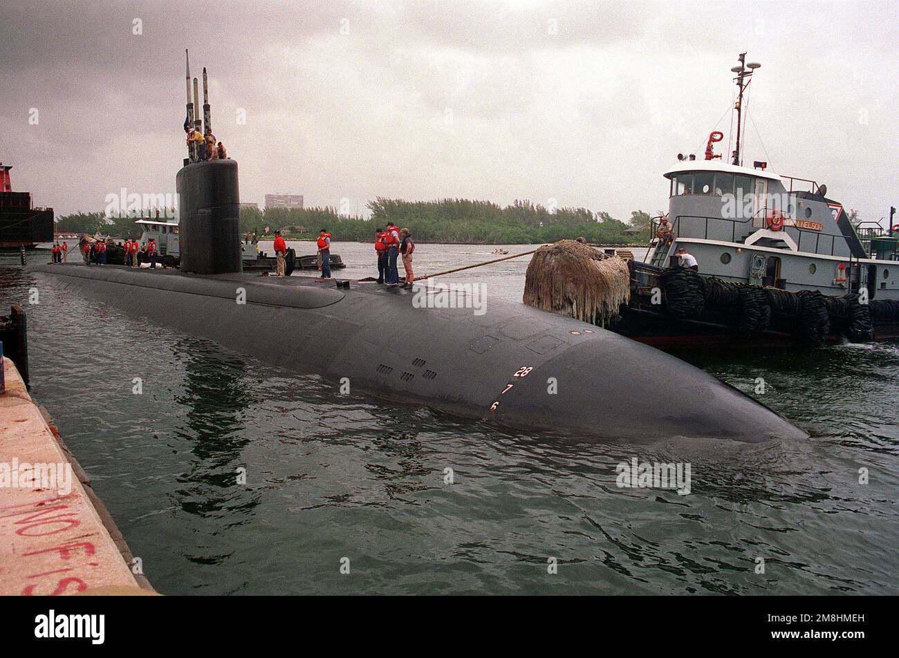 Tugs maneuver the nuclear-powered attack submarine USS MIAMI (SSN-755 ...