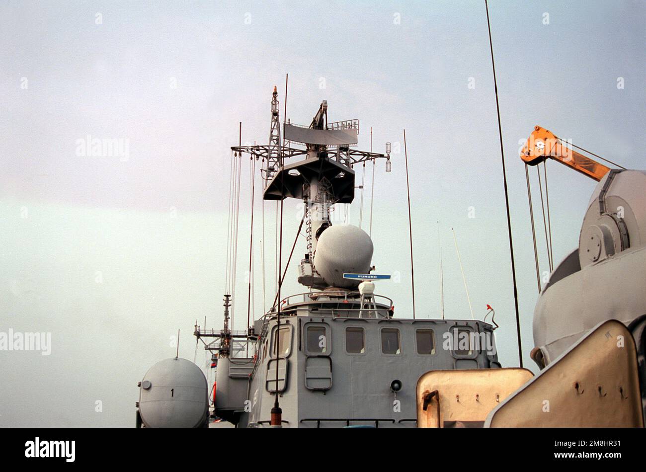 A front view of mast of mast of the USNS HIDDENSEE (185NS9201) showing ...