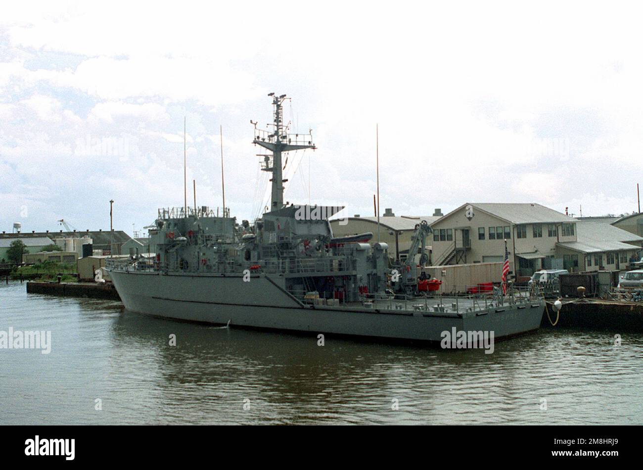 A port quarter view of the coastal minehunter USS OSPREY (MHC-51 ...