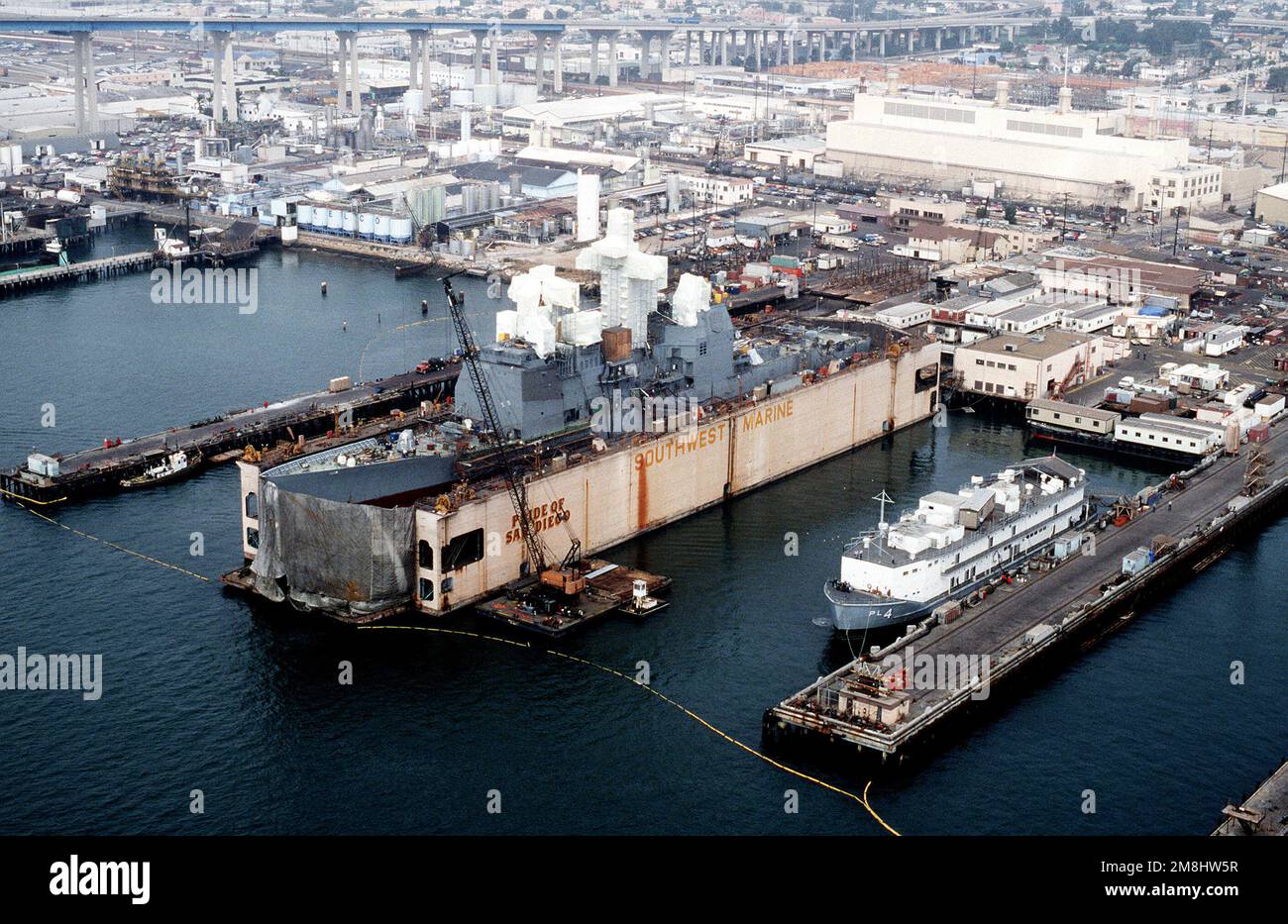 A port bow view of the guided missile crusier USS VALLEY FORGE (CG-50 ...
