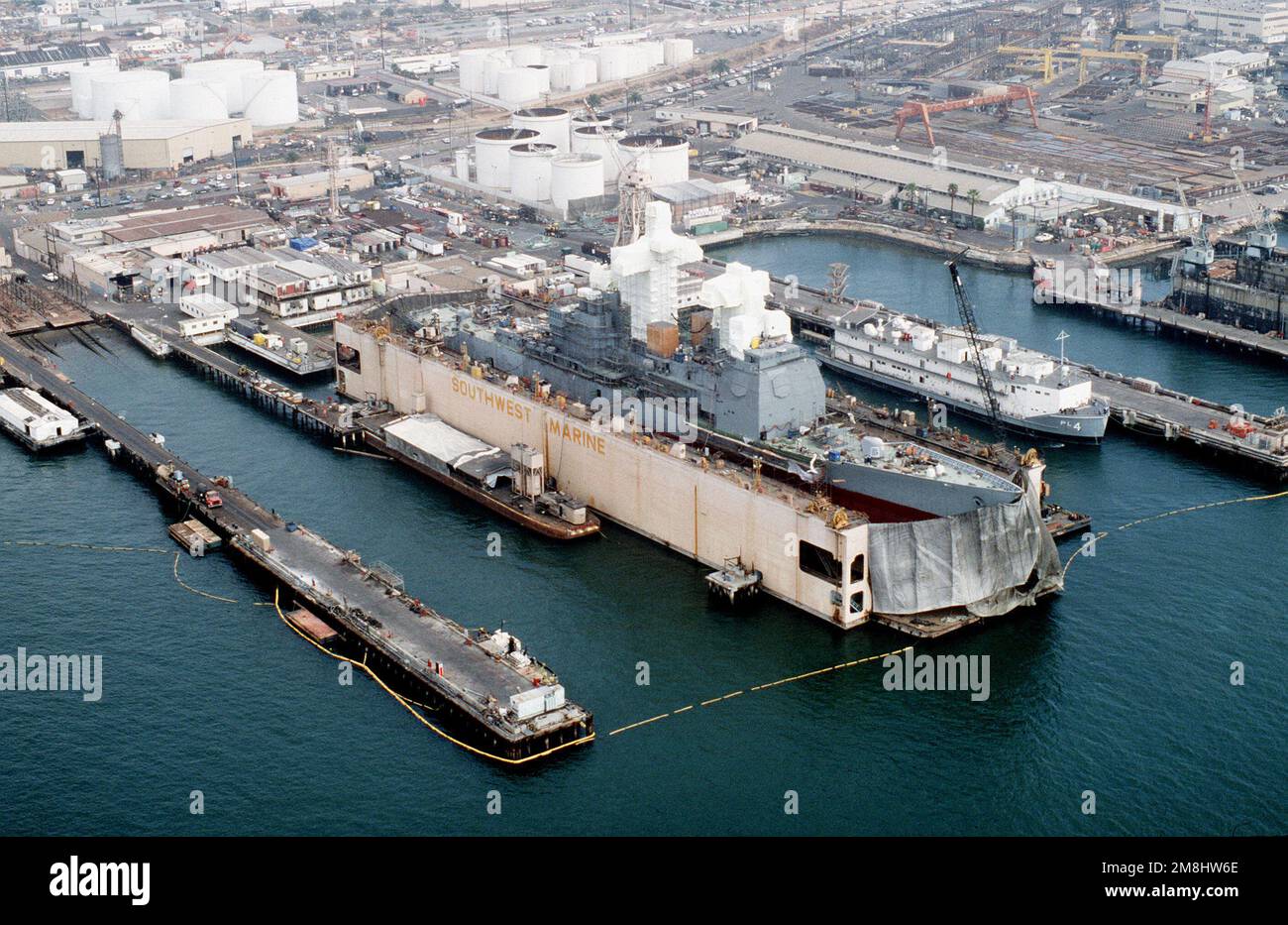 A starboard bow view of the guided missile crusier USS VALLEY FORGE (CG ...