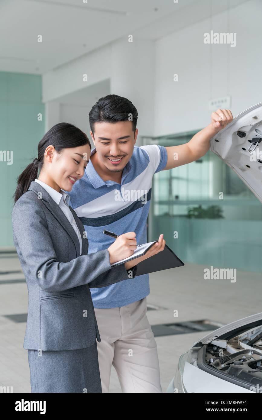 Repair shop mechanics of personnel with the customer Stock Photo - Alamy