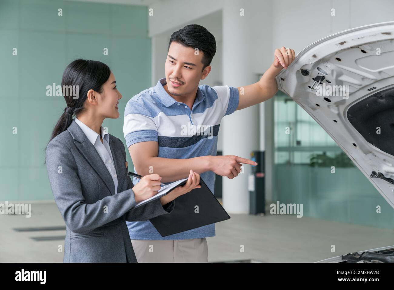 Repair shop mechanics of personnel with the customer Stock Photo - Alamy