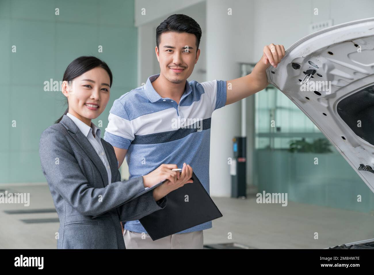 Repair shop mechanics of personnel with the customer Stock Photo - Alamy