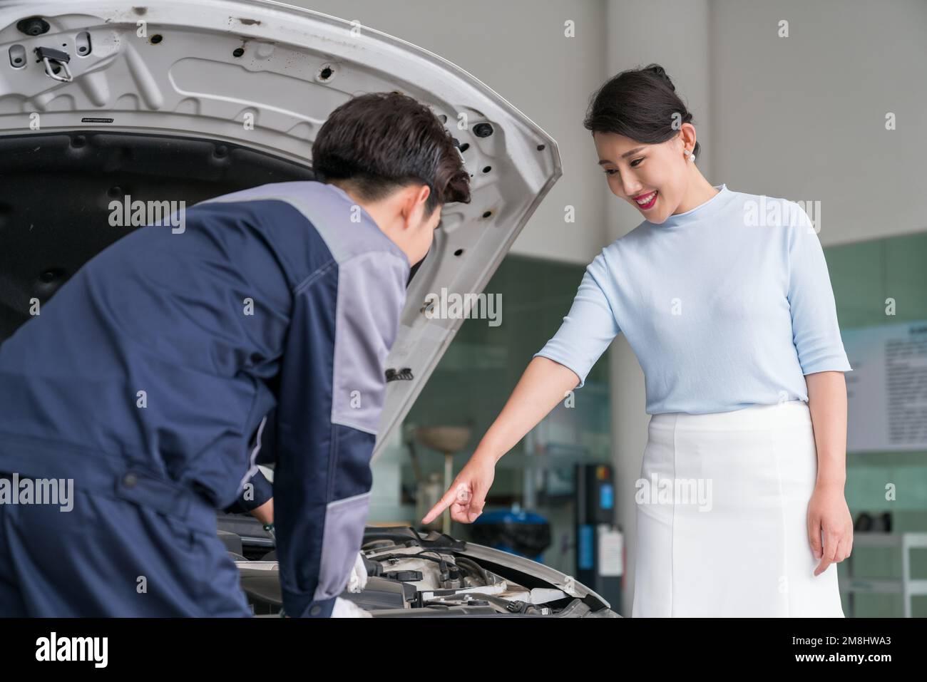 Repair shop mechanics of personnel with the customer Stock Photo - Alamy
