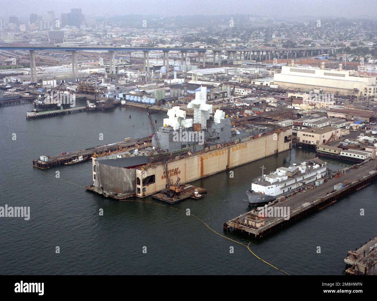 A port bow view of the guided missile cruiser USS VALLEY FORGE (CG-50 ...
