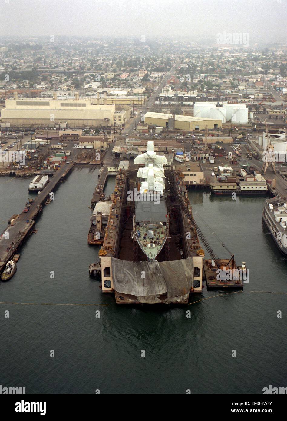 A bow view of the guided missile cruiser USS VALLEY FORGE (CG-50) in ...