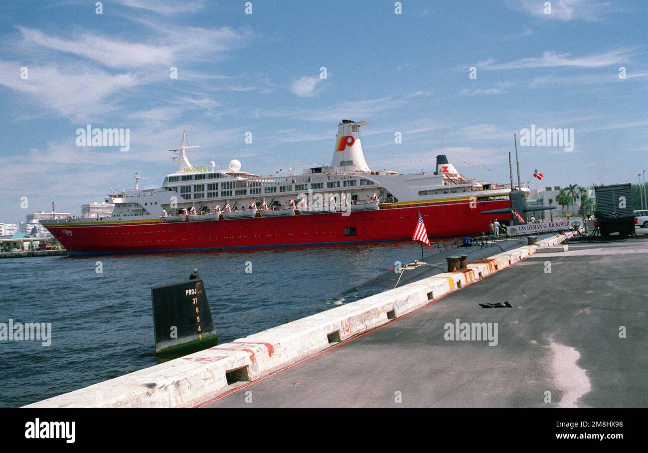 A stern view of the nuclear-powered attack submarine USS HYMAN G ...