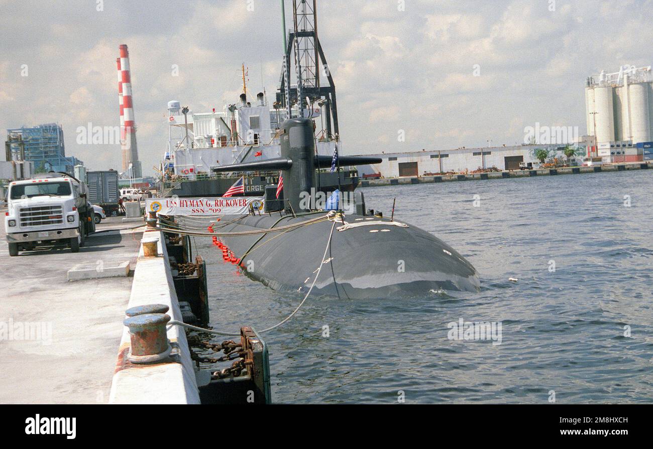 A starboard bow view of the nuclear-powered attack submarine USS HYMAN ...